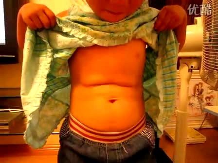 4岁女孩的爆笑肚皮舞会动的肚皮哦