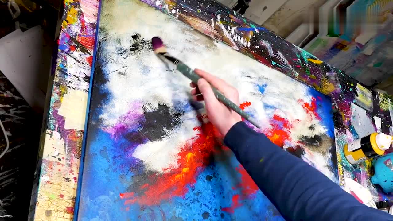 这画画的真过瘾,画笔、刮刀,连卫生纸都用上了