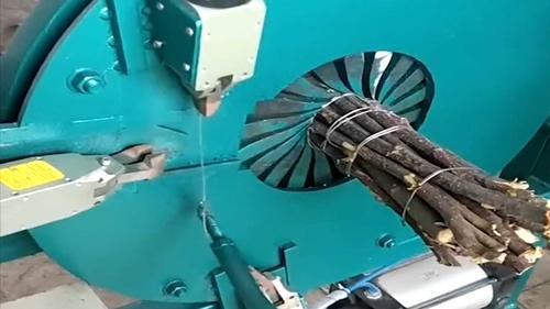 小伙发明的这个捆绑器,在工作的时候,有着非常大的用处!