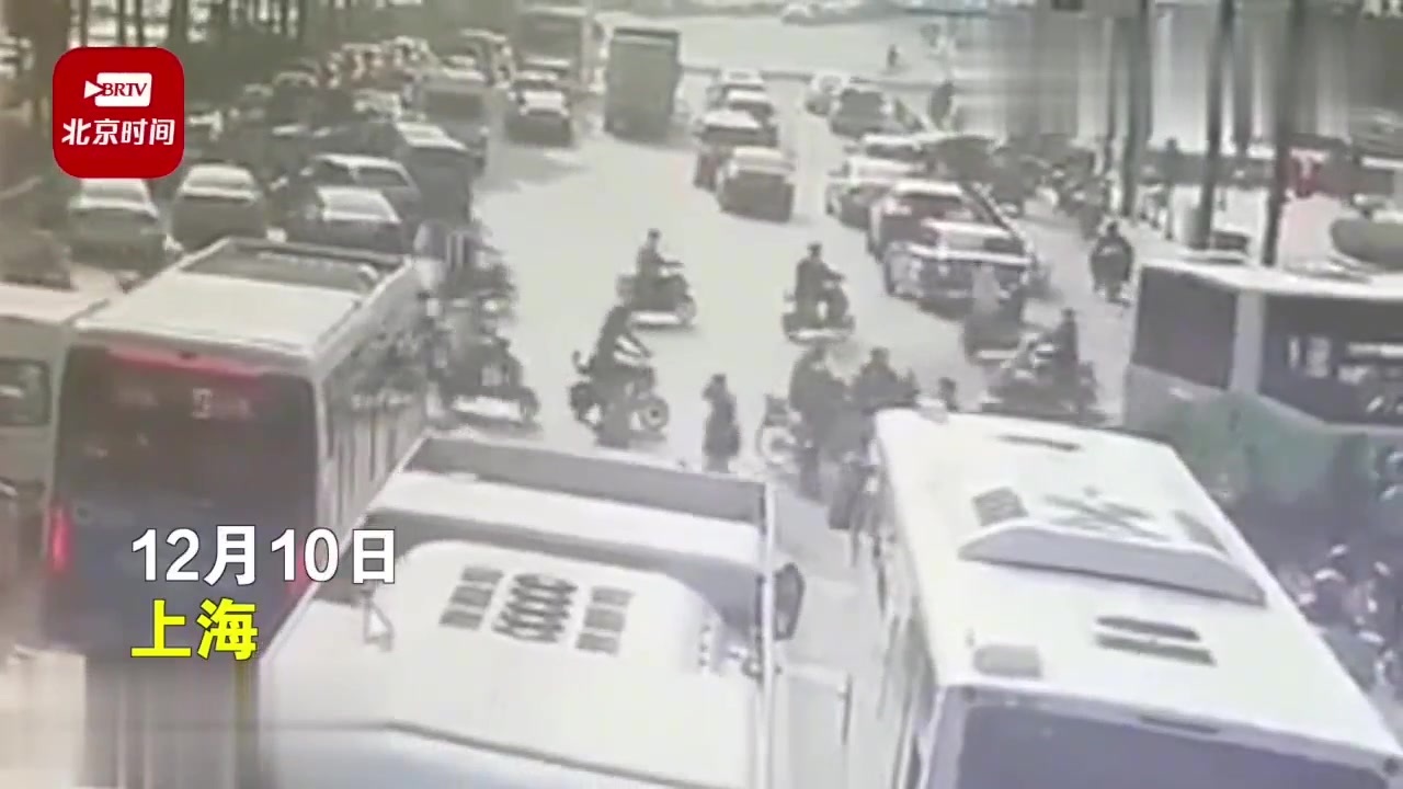 上海警方通报公交车追尾致6人受伤:系驾驶员操作不当引发