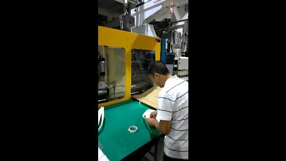 注塑机人工修理产品