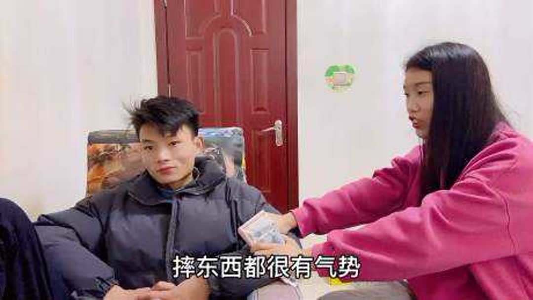 二婚姑娘为了旅游有钱花,百般撒娇夸男友,给的钱少了还不行