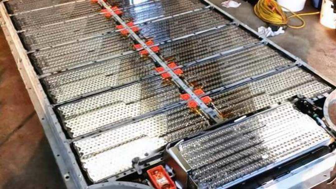 拆开特斯拉,露出七千多节5号电池!这就是特斯拉的电池技术?