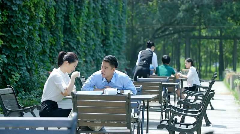 马林找晓菲,讨论叠峰阁三期的营销方案,他要做成一个婚礼秀