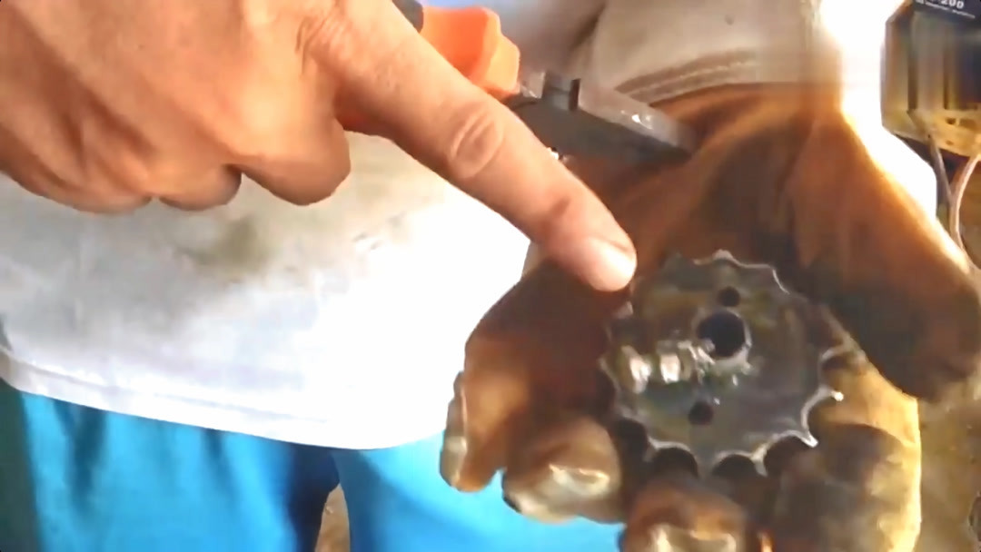 大神制作三个螺旋桨,不耗电不耗油,驱动全靠用脚蹬