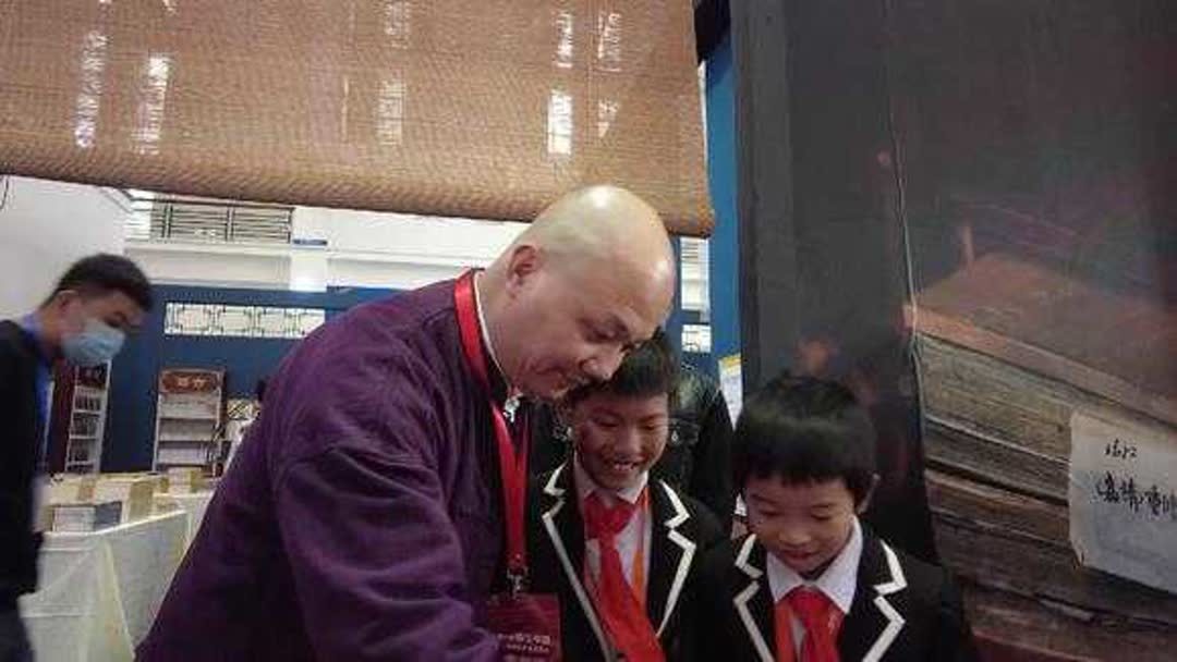 小记者们体验古代印刷术