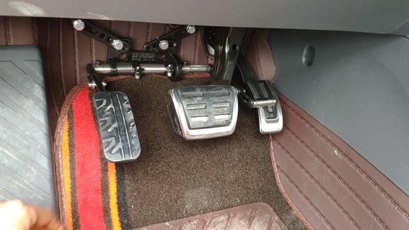 残疾人专用车,适用于右腿残疾。