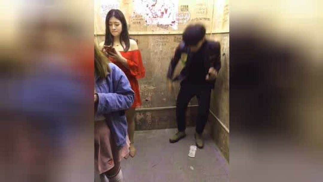 美女电梯掉姨妈巾,场面相当尴尬不忍直视