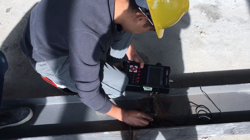 做钢结构检测的小伙挺专业,看仪器我是看不懂