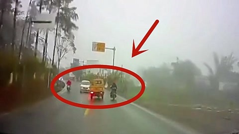 电动车被别倒后,三轮车猛加油门逃走,网友:这司机没人性