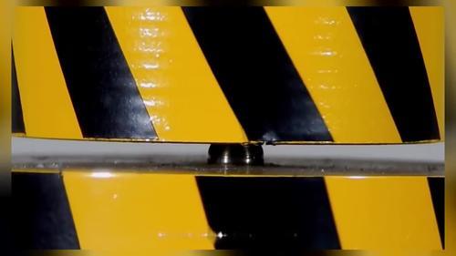 金属钨的硬度有多可怕?外国小哥找来液压机,直接给干报废了!