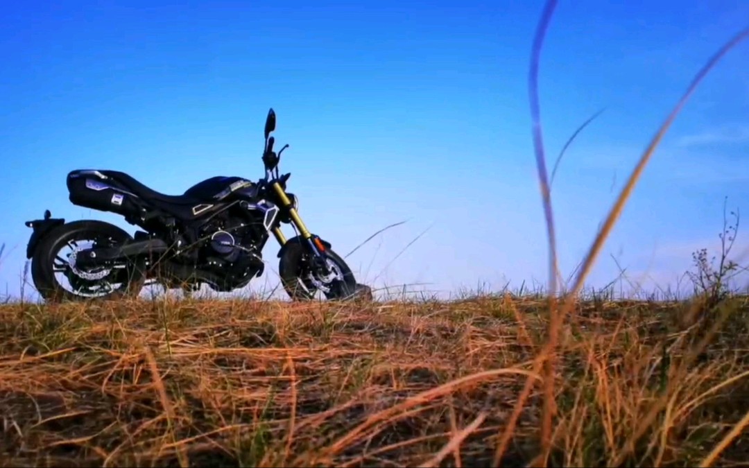 无极350AC 一路美景 一路生花 女骑 夏天的风