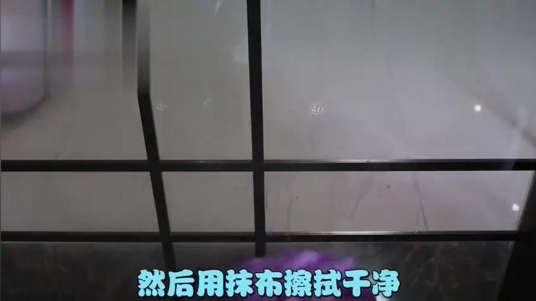 别再用清水擦玻璃了,教你一招,用它擦玻璃干净透亮,赶快试试