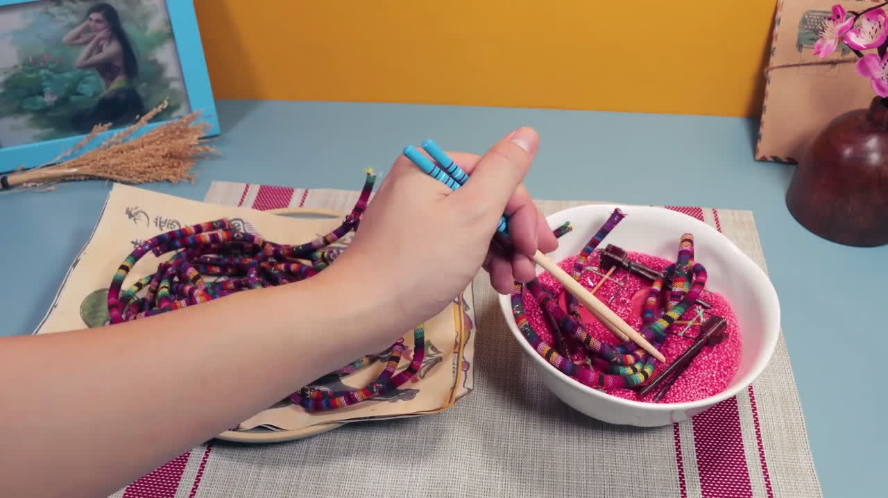 定格动画:很有创意的疯狂烹饪,切了木偶做美食模型