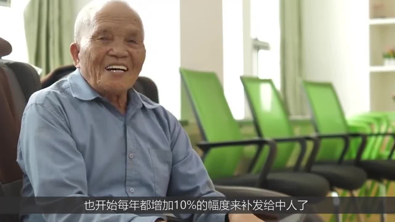 "中人"退休4年,新标准补发养老金,每月能增加多少养老金呢?