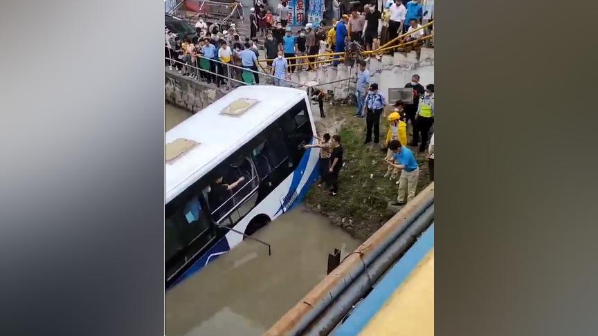 上海警方通报公交车坠河,司机身体不适,上一站已让所有乘客下车