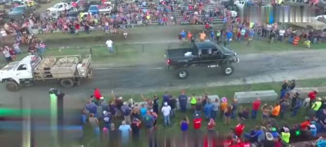 福特猛禽F750遇到大货车以后,霸气的一幕才刚刚开始!