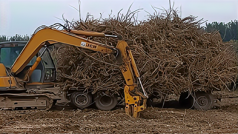 挖掘机推重车推不动怎么办?老师傅教你这样做,学到了!