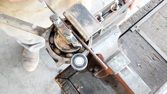 小伙自己自制的折弯器功能很强大,佩服他的创新
