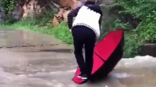 原来雨伞还可以这样用,如果早知道这个方法,我的拖鞋也不至于被水冲丢了!
