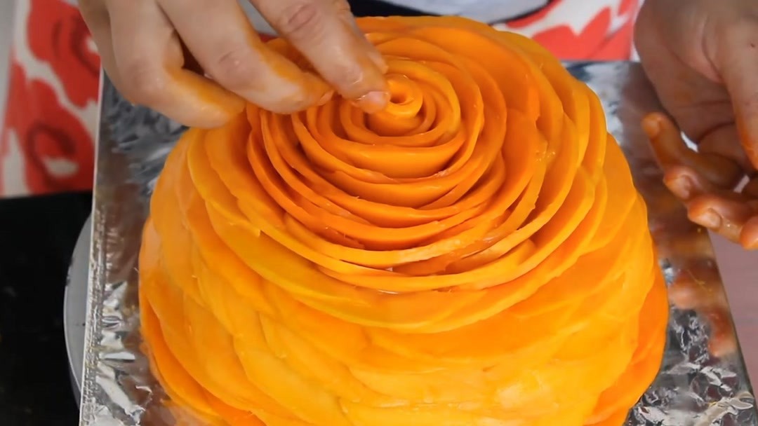 这是我见过最美的蛋糕了,芒果用料真足,一片一片像花瓣一样