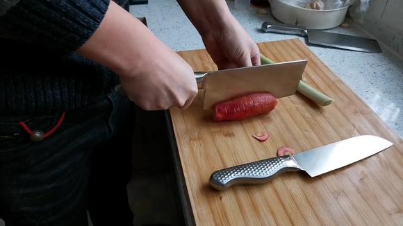 网购的菜刀到货了,拆箱检查一下顺便切根胡萝卜试一下刀刃