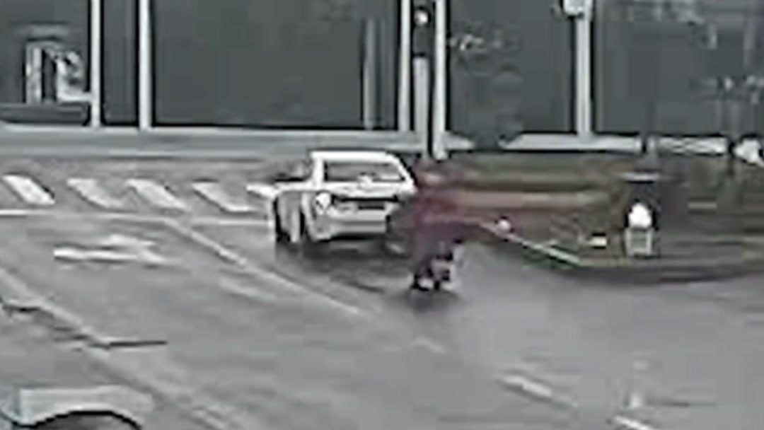 电动车追尾小车骑手受伤 家属索要治疗费遭拒大闹现场