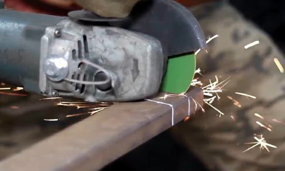 老外找来一截方管,没想到制作成这工具,太实用了