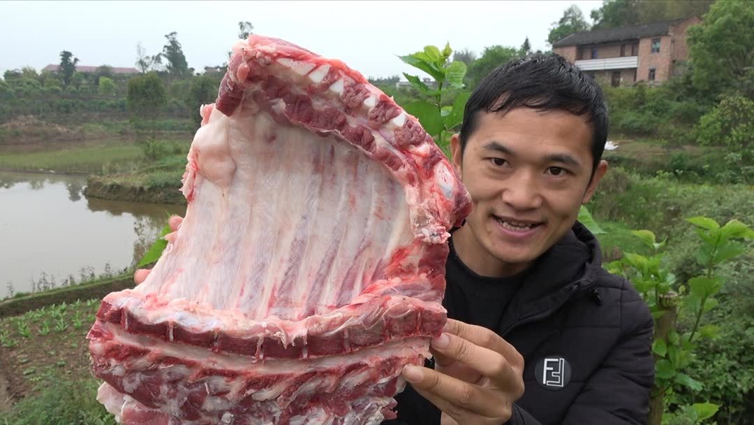 猪排骨这样吃才香,辣味十足香脆可口,大瓜一点不剩全吃光,过瘾