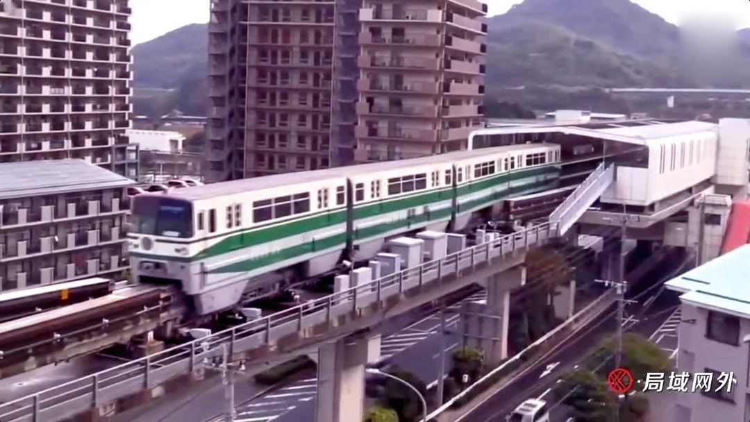 实拍日本发达的单轨列车如何变轨行驶不同线路国内仅重庆有哦