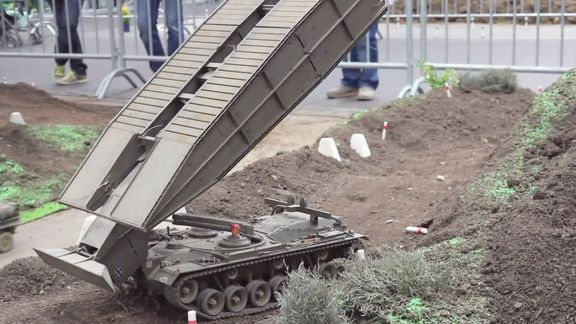 仿真军事模型,这辆搭桥坦克,还真是吸引眼球!
