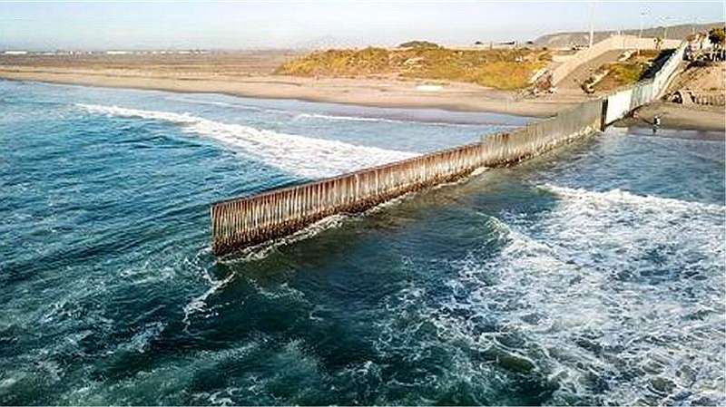 在世界上最繁忙的边境竖起了一堵墙,一边是地狱,另一边是天堂!