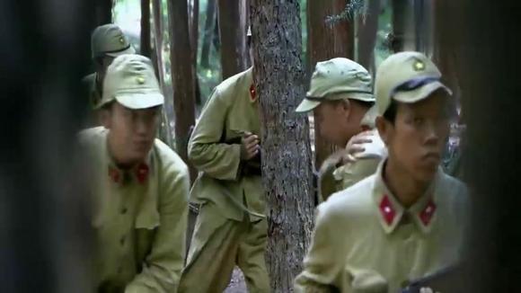 小鬼子进树林后,个个赤裸上身围成一圈挠痒痒,这是什么神操作!