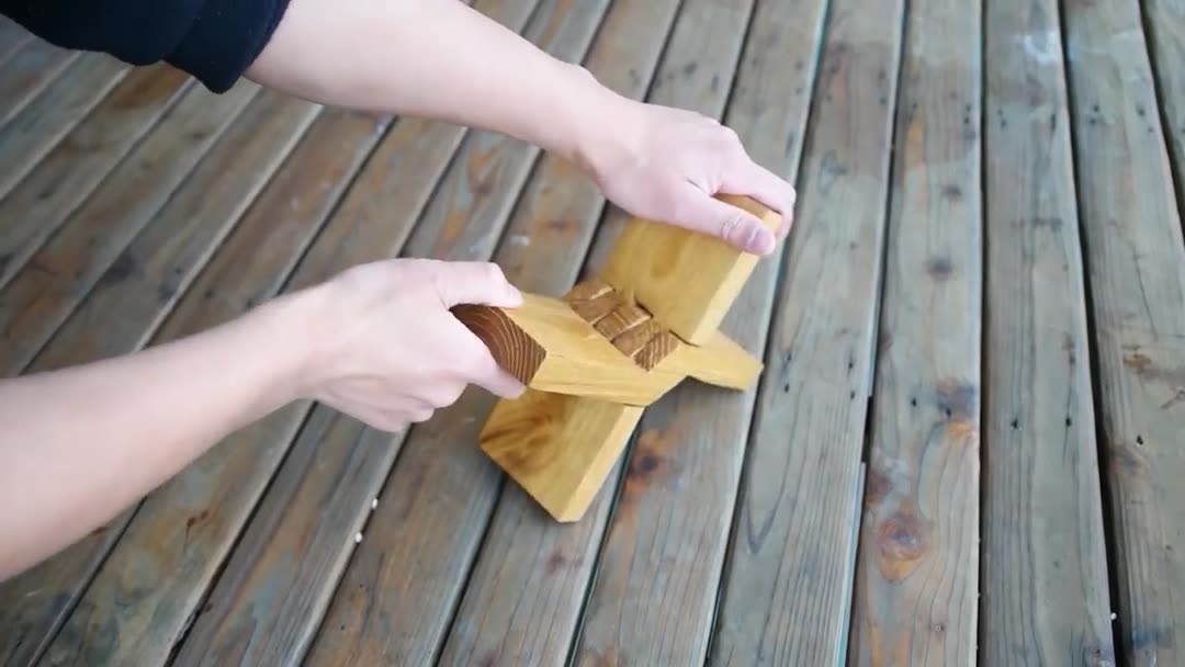 巧手木匠制作了木头枕头,随身携带,简洁又方便