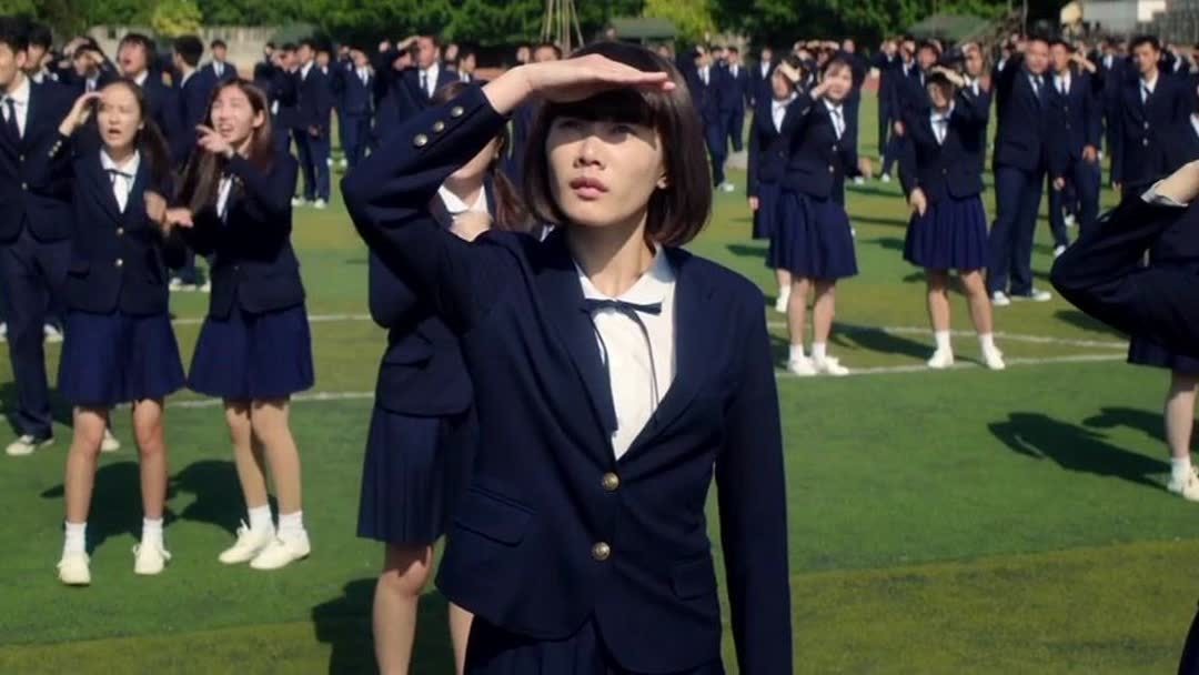 学校周一升旗,调皮学生高楼踊跃一跳,全校师生都吓坏了!