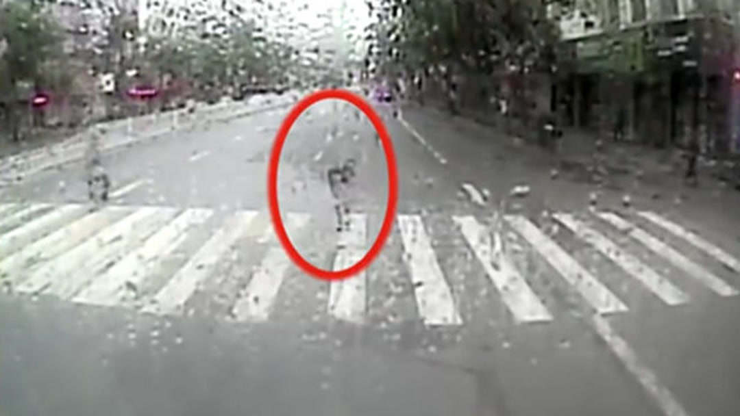 公交司机雨天斑马线礼让行人 行人鞠躬道谢