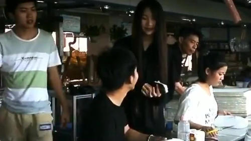 这个管理真是防不胜防啊,刚想跟妹子要个微信聊聊,领导就过来了!