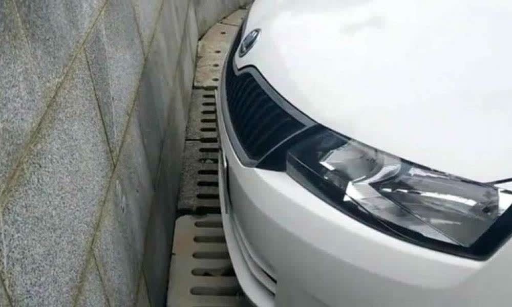 在停车时,前边是墙,怎么判断停车距离?看好这个位置就可以