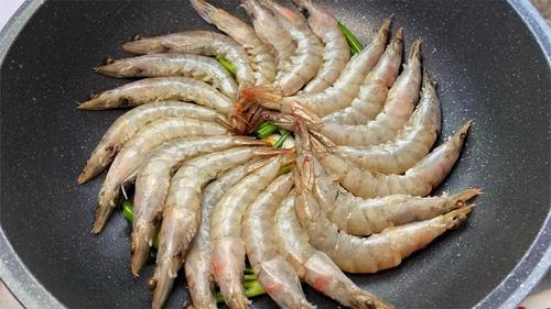 煮大虾时,最忌加水煮了,酒店大厨教我一招,虾肉鲜嫩不腥很入味