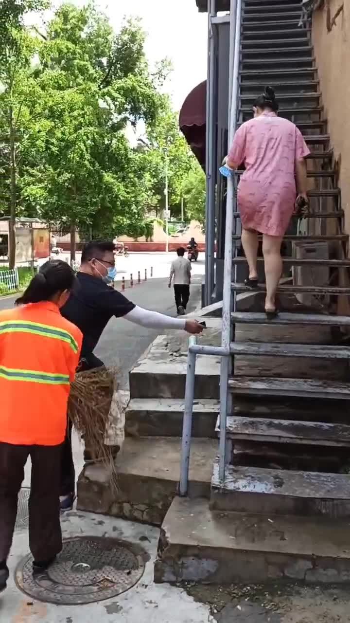 保洁这大扫把出来的及时啊