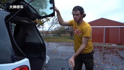 三分钟玩坏一辆奔驰smart,车不好还是测试太狠?半天变成废铁