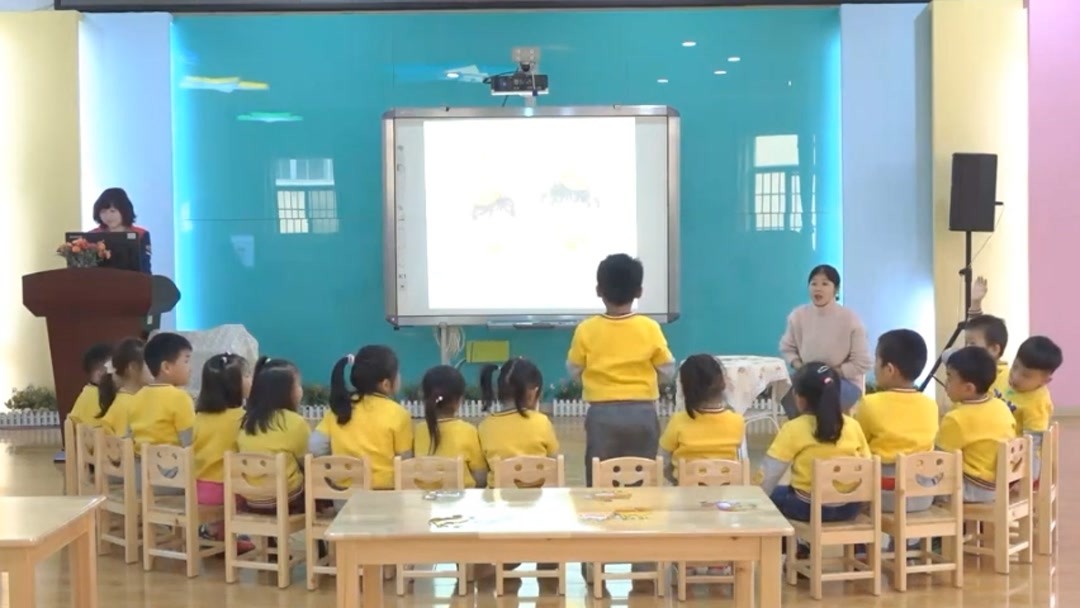 幼儿园公开课中班数学《比高矮》