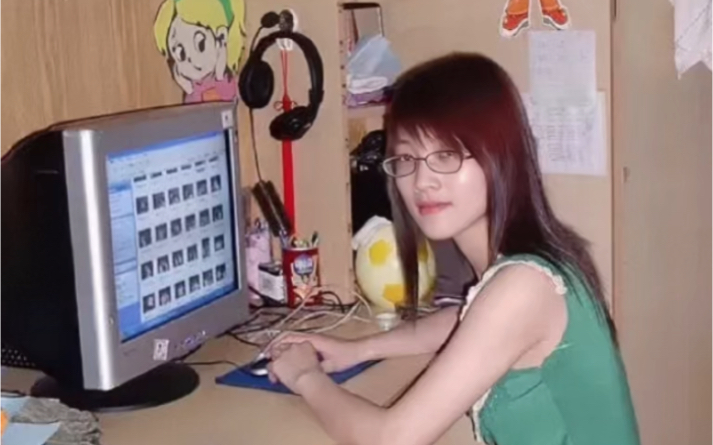 一张老照片,2003年,武汉某大学女生在宿舍玩电脑!当时电脑并不普及,...