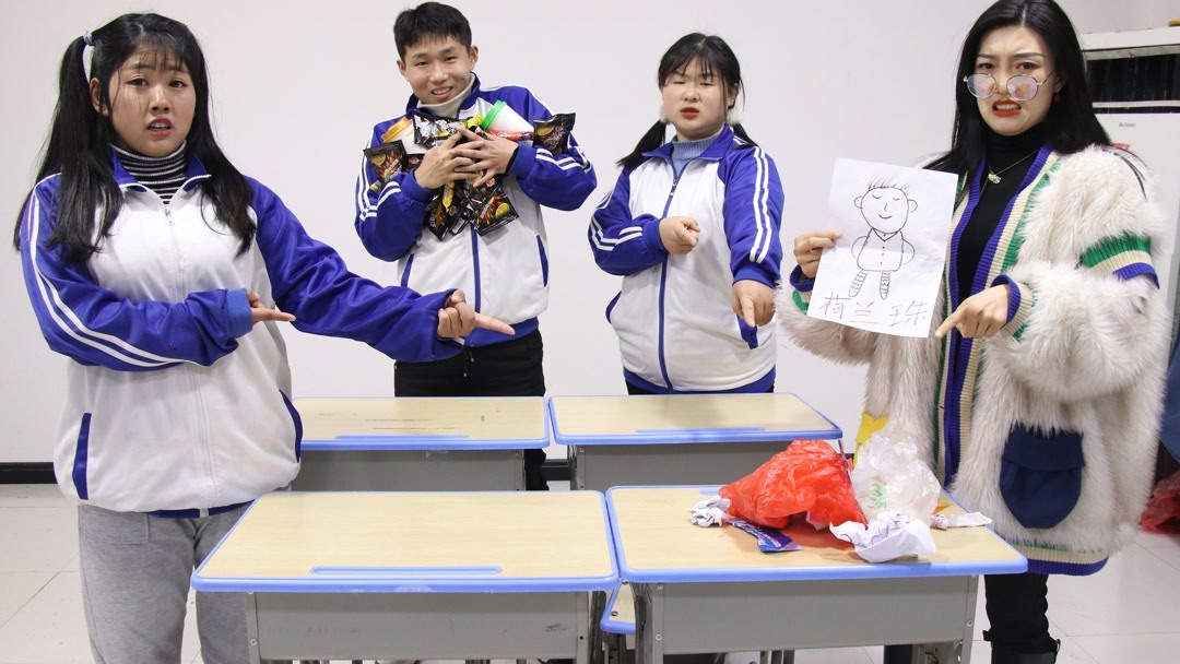 突击检查学生课桌洞,不查不知道一查吓一跳,桌洞里真是啥都有