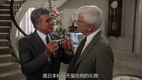 男子打捞怕水的钢笔时,被水里的鱼给咬伤鼻子和手指