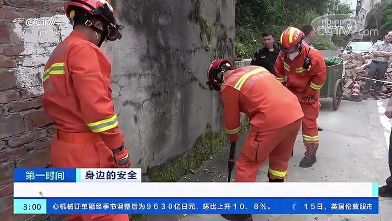 【 女子为采杨梅被冲进下水道 】 女子掉进下水道被冲出6米多远 近日,...