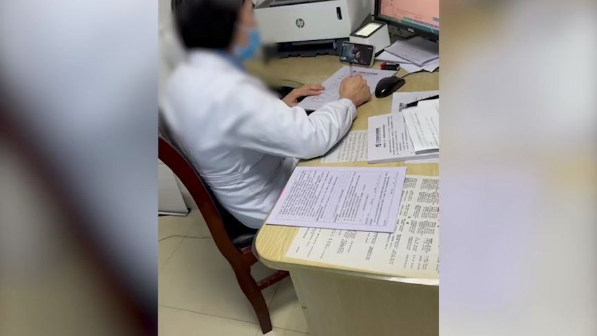 江西一医生接诊时追剧,院方通报:行政记过处分