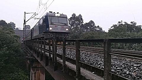 (成昆铁路)HXD3C型电力机车0493牵引K145次列车下行方向通过沙湾...