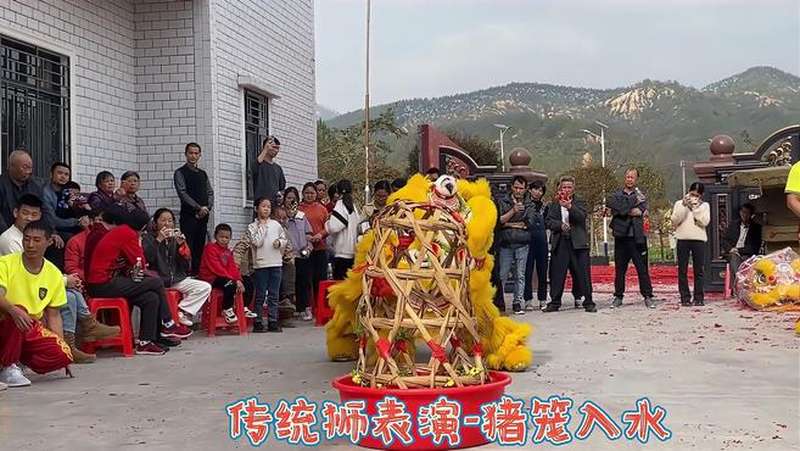 黄飞鸿中联武术龙狮团醒狮表演