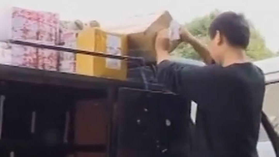 备战双十一!河南高校让学生到物流公司分拣快递